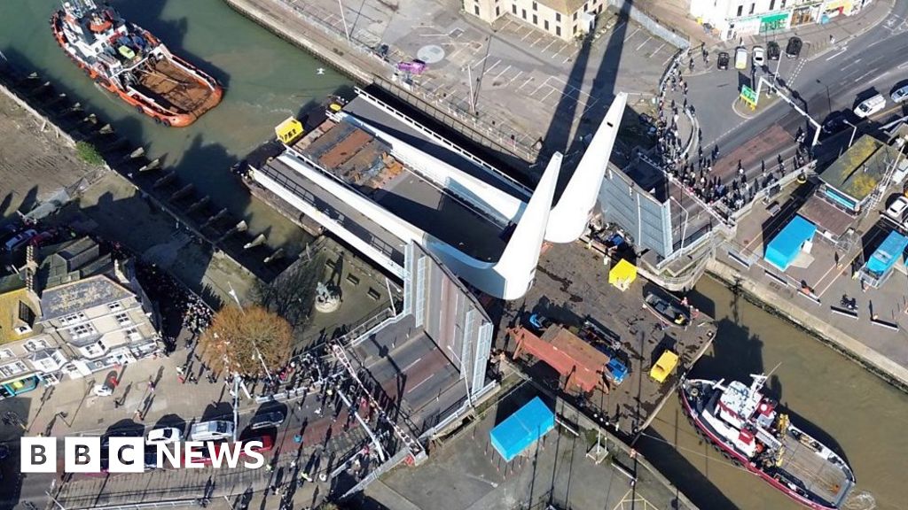 Lowestoft: Drone footage captures Gull Wing Bridge's arrival - BBC News