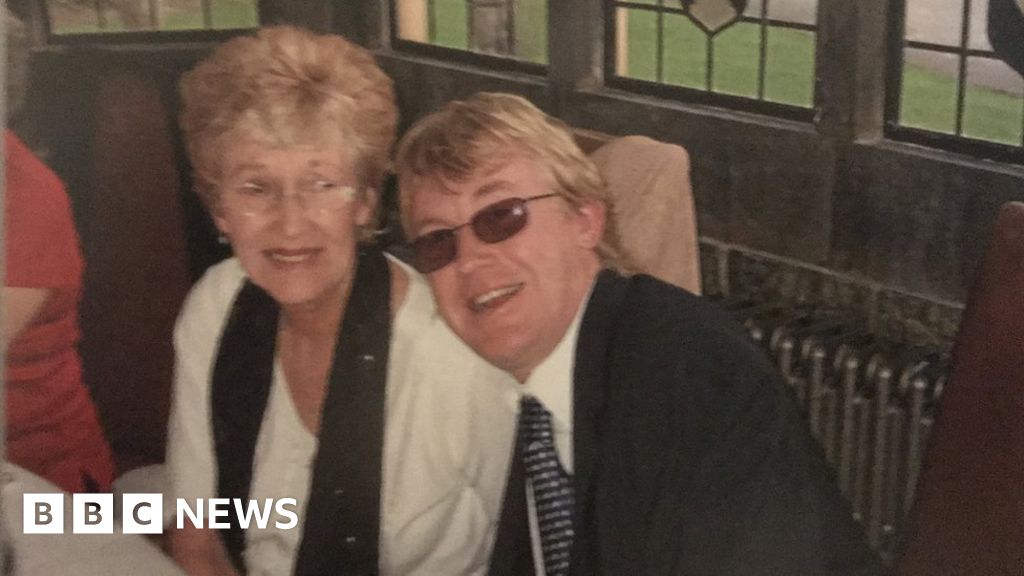 Joiner Christopher Richards crushed to death by caravan - BBC News