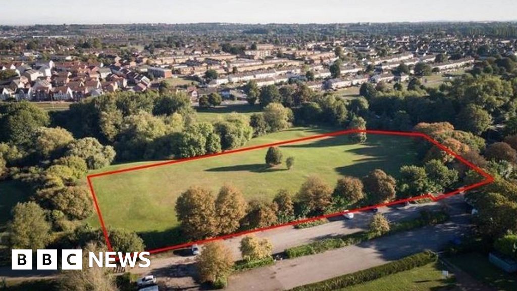 Plans for new Swindon homes on former playing fields - BBC News