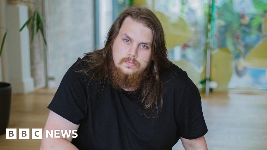 The gamer who spent seven years in his dressing gown - BBC News