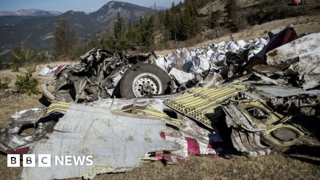 Germanwings report says pilot confidentiality 'should be relaxed' - BBC ...