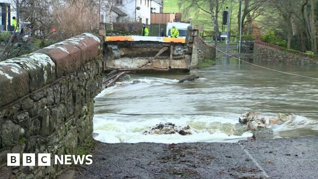 Storm Desmond: Disruption remains in north-west England - BBC News