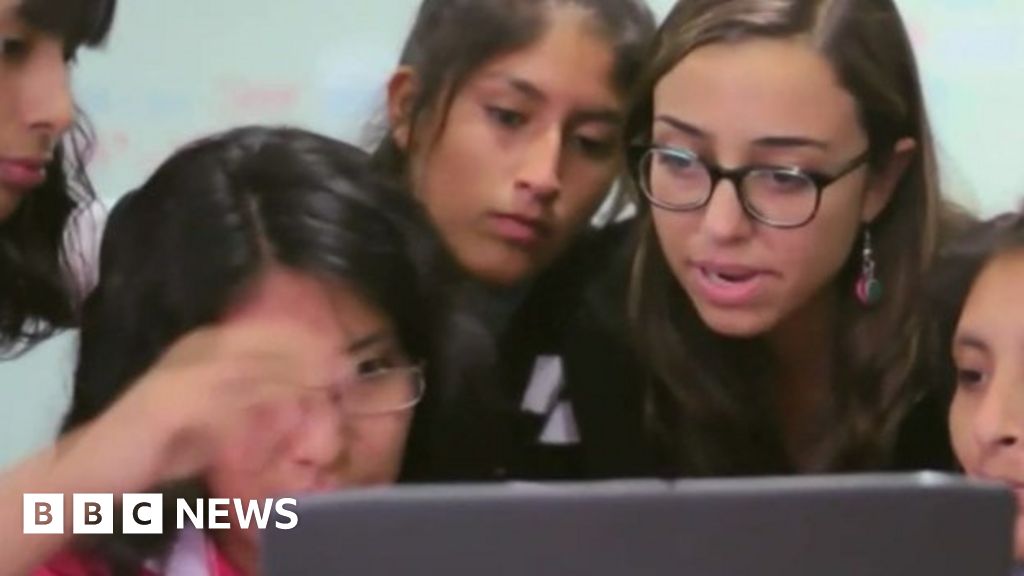 Peruvian coding club creates generation of female developers - BBC News