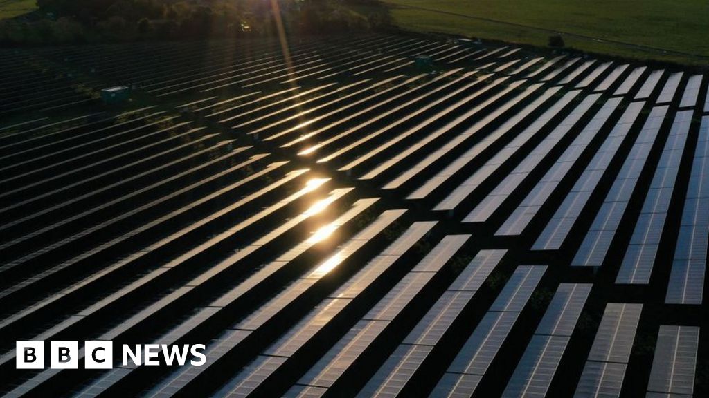 Dorset solar farm to power City of London buildings - BBC News