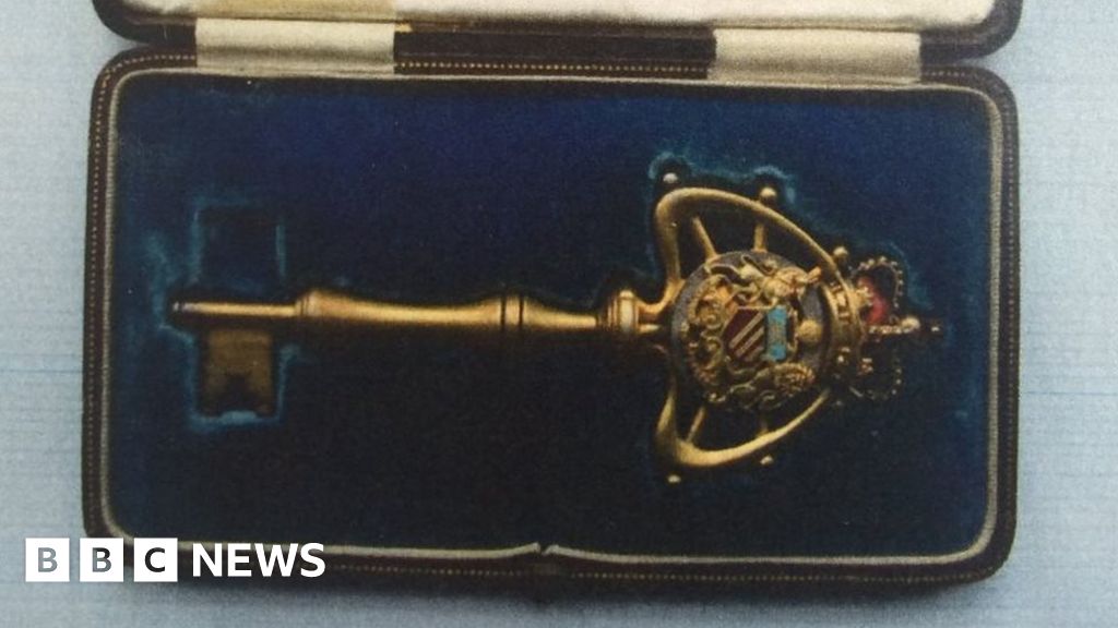Commemorative key found in New Zealand returns to Manchester - BBC News