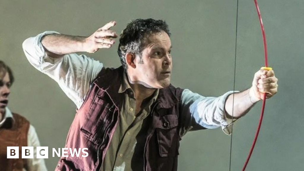 Why isn’t there more booing in theatres? - BBC News