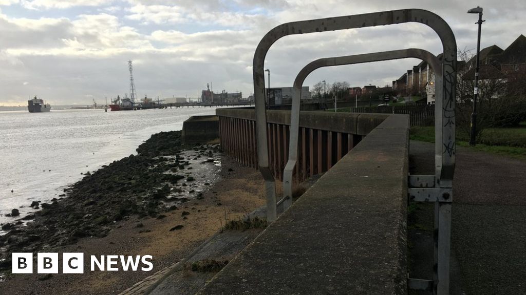 Two bodies found in River Thames at Grays by police - BBC News