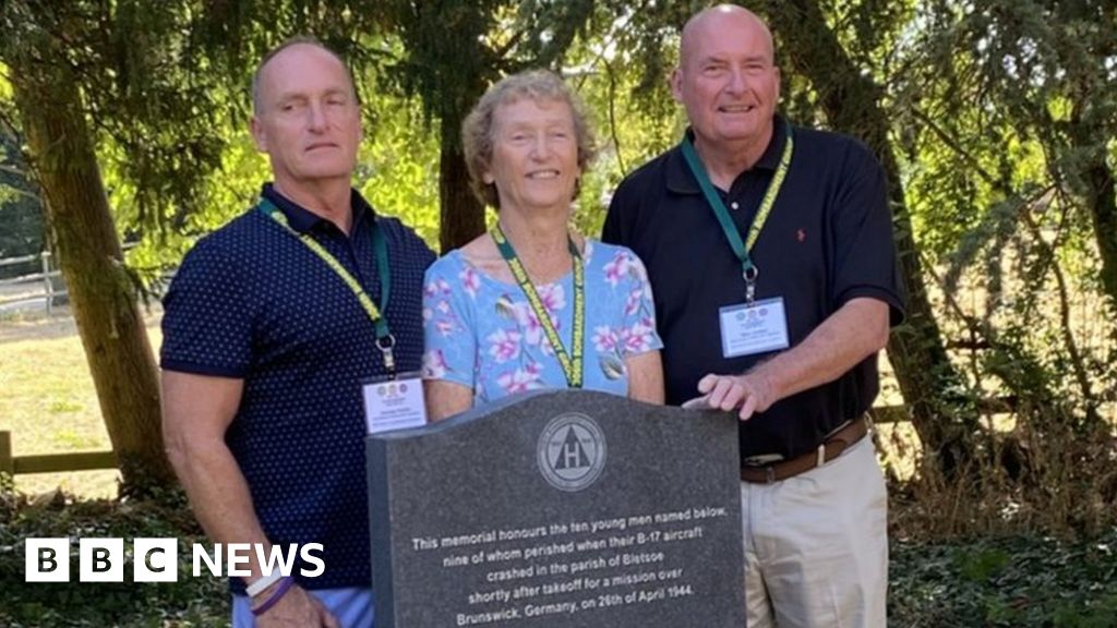 Bletsoe memorial for killed US WW2 airmen unveiled - BBC News