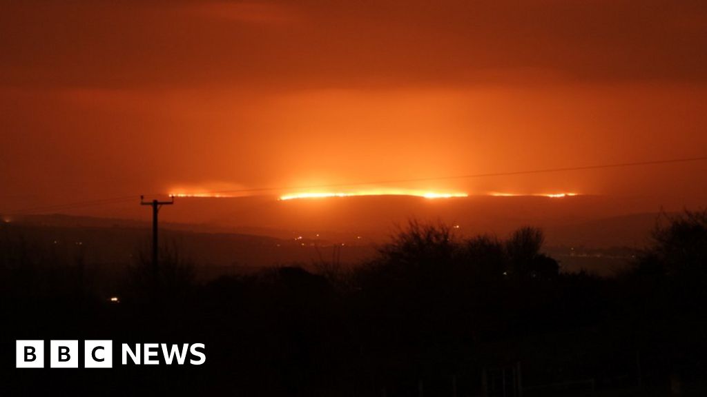 Wildfire alert issued for Devon and Cornwall - BBC News