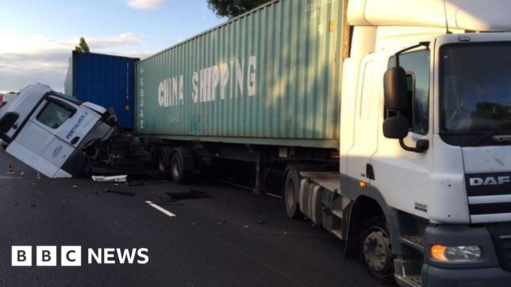 A14 Fenstanton lorry crash causes commuter chaos - BBC News
