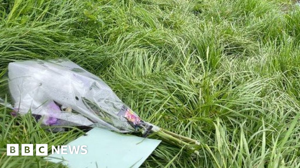 Tributes paid to teen after Leicestershire river death - BBC News