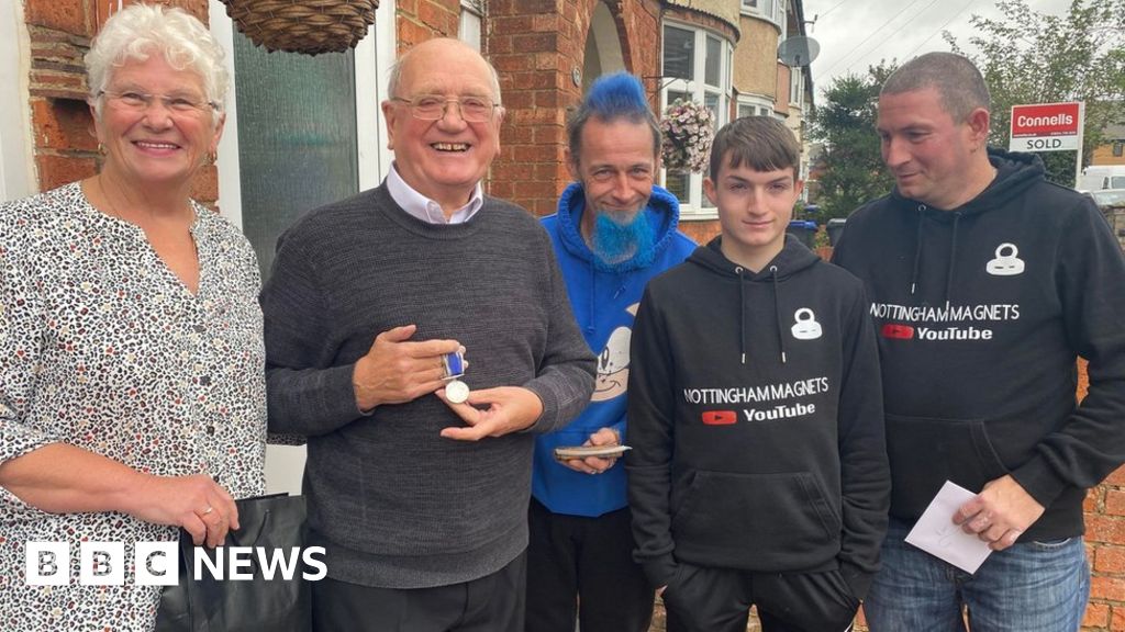 Northampton: Former police officer reunited with stolen medal - BBC News