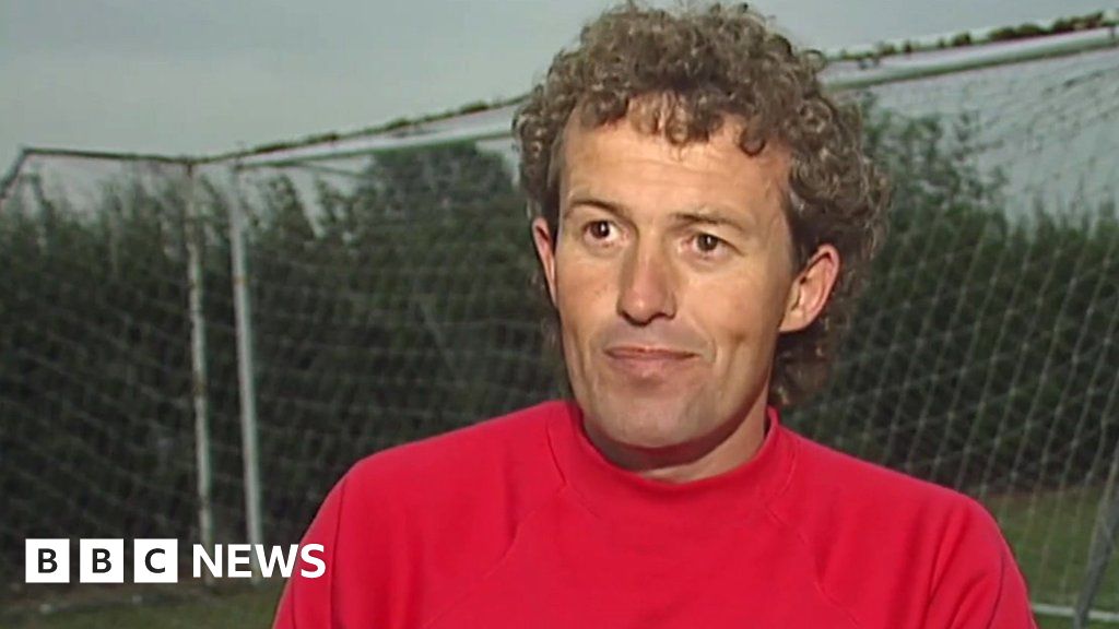Barry Bennell to appeal against 31-year sentence for abuse - BBC News