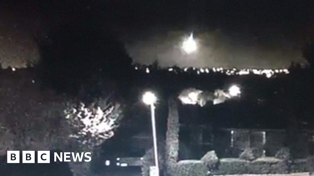 'Meteor' captured on camera over Australia - BBC News