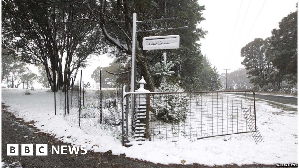 Atmospheric images of snow-covered Australia - BBC News