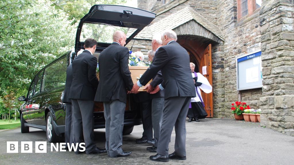 Apprentice star Stuart Baggs' funeral takes place - BBC News