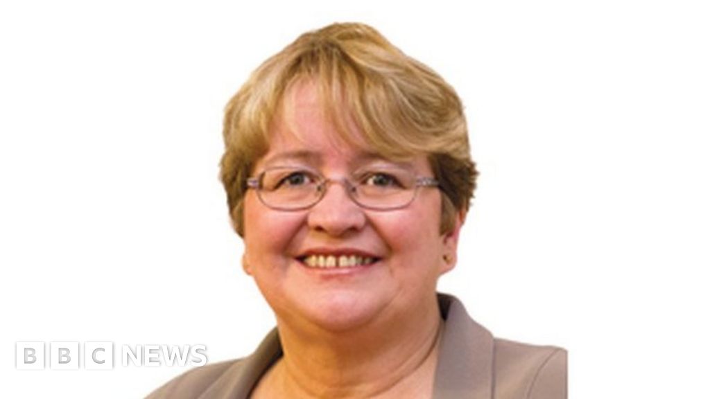 Oldham Council leader Jean Stretton ousted by Labour rival - BBC News