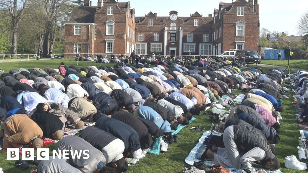 Hundreds of Ipswich Muslims hold Eid prayers in park - BBC News
