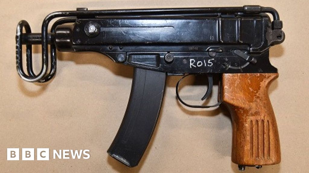 Elle Edwards: Type of gun used in pub shooting shown to jury - BBC News