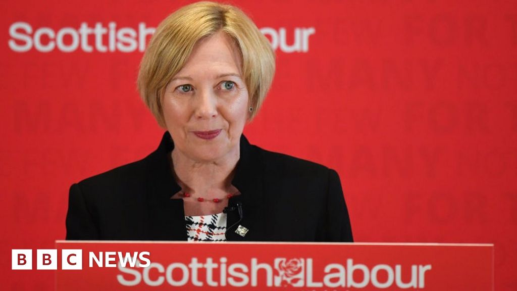 Lesley Laird stands down as Scottish Labour deputy - BBC News