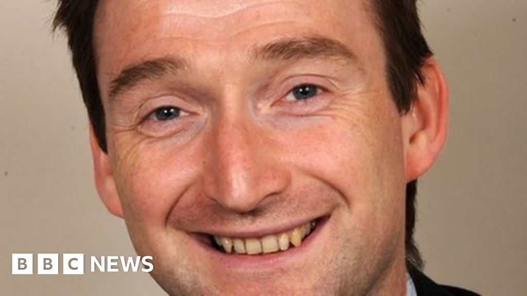 Labour loses total control of Manchester City Council - BBC News