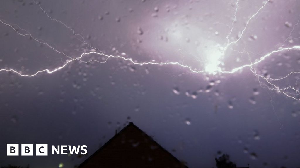 Lightning damage rail signals on Cambridge to Newmarket line - BBC News