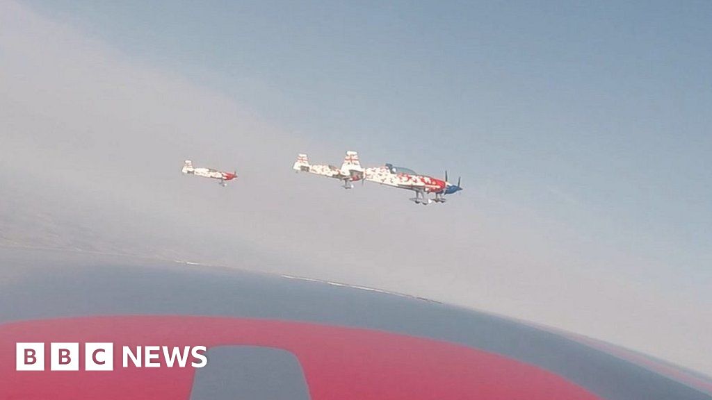 Battle of Britain: Sky tribute to The Few near Duxford air base - BBC News