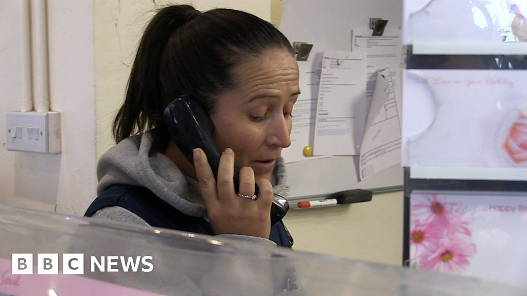 Caversham florists besieged with calls in phone scam - BBC News
