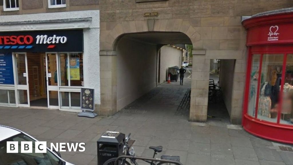 Man attacked and robbed by gang in Edinburgh - BBC News