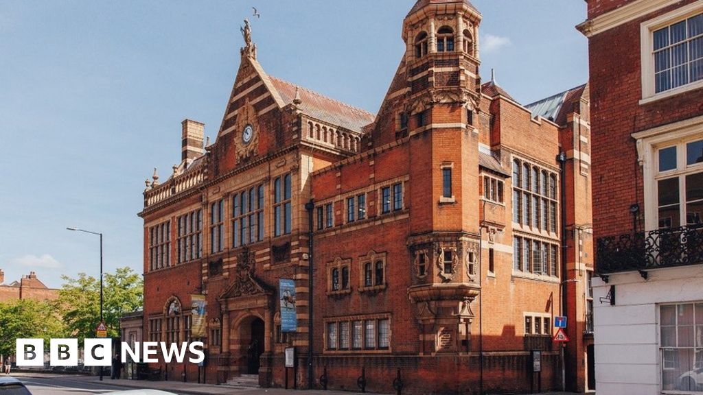 Worcester museums extend hours to boost visitor numbers - BBC News