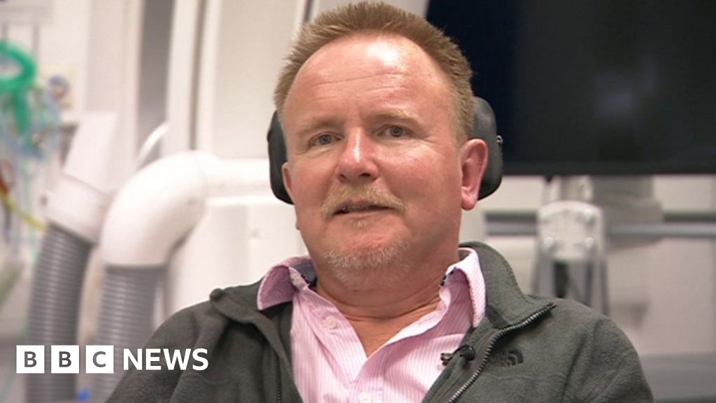 Southampton pioneering life-saving cancer surgeon retires - BBC News