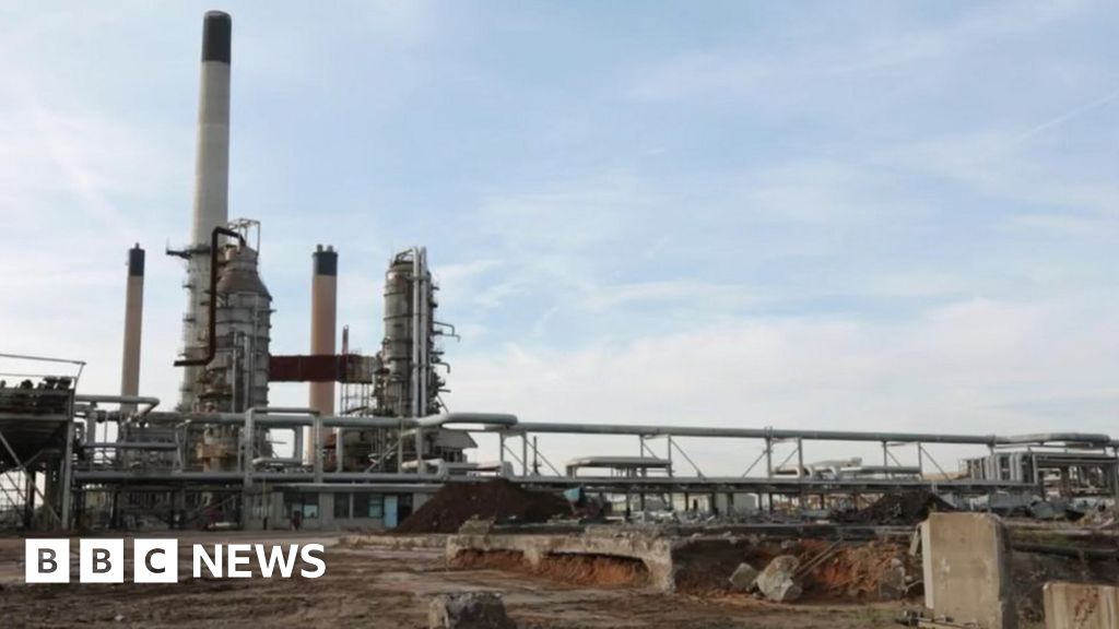 Regeneration of former oil refinery site in Thurrock approved - BBC News