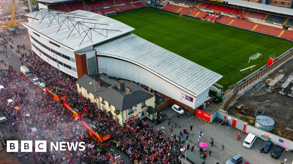 Wrexham: Crowds at side's victory parade celebration - BBC News