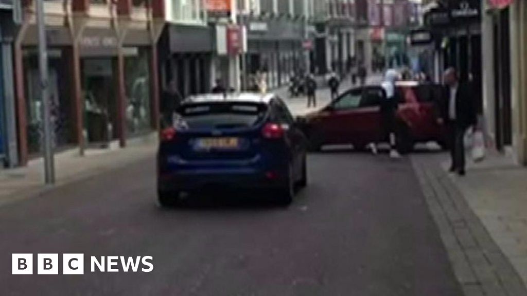Attempted ram-raid robbery in Leeds caught on camera Attempted ram-raid robbery in Leeds caught on camera
