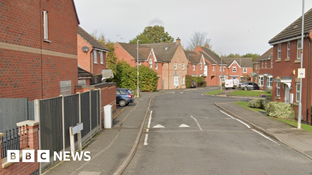 Whetstone: Murder arrest after woman found dead - BBC News