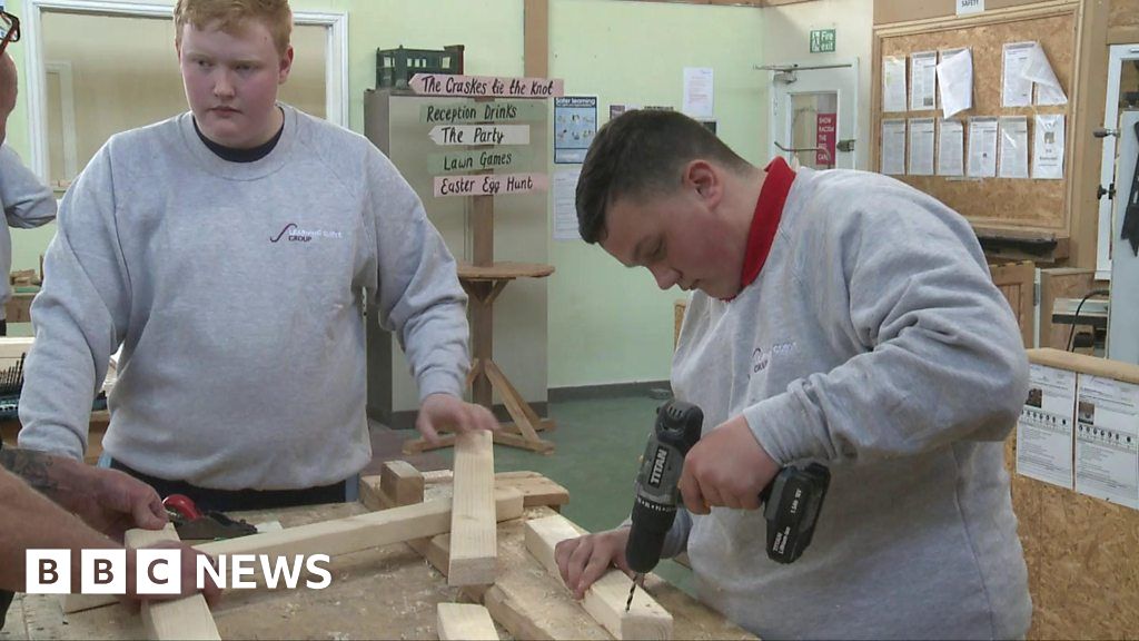 Training Britons to take the jobs EU migrants are leaving - BBC News