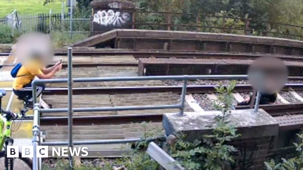 CCTV shows 'shocking' moment couple take photo on Berkshire rail line ...
