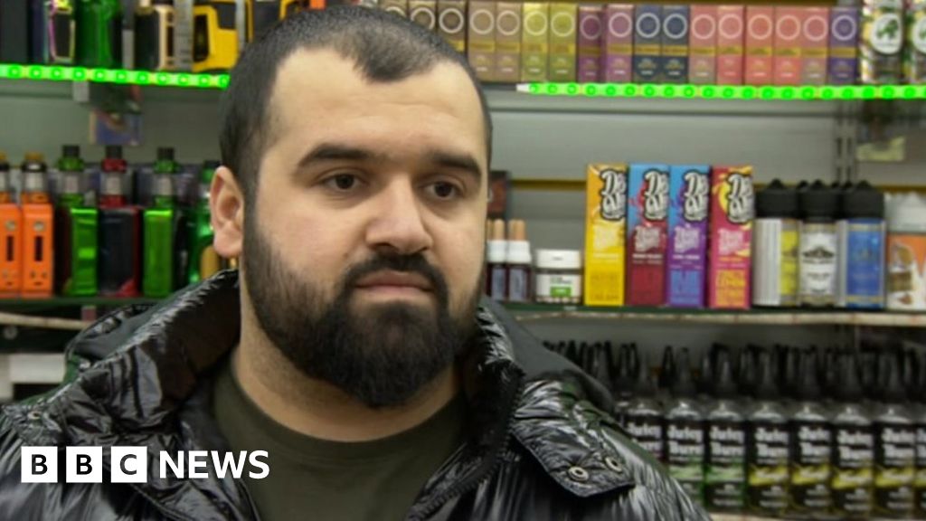 Hull: Gang's Whitefriargate shop attack caught on CCTV