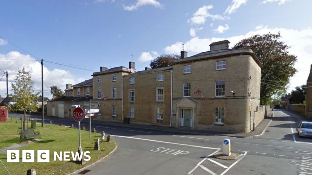 All Fairford Coln House school governors resign - BBC News