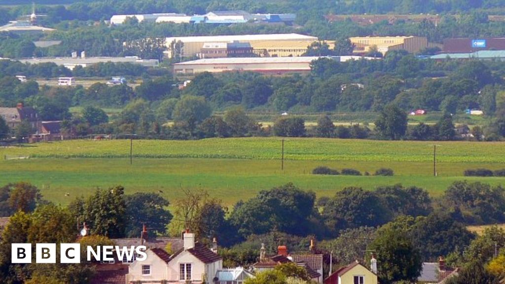Government says rejected Wroughton homes must be built - BBC News