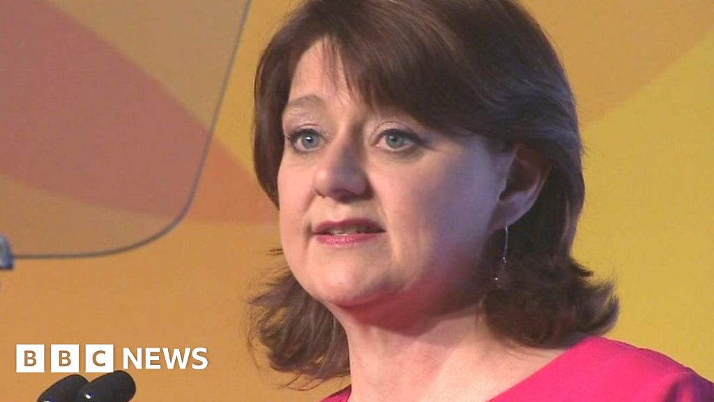 Plaid Cymru's Leanne Wood rejects centre ground - BBC News