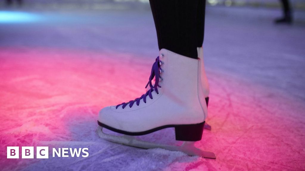 Leicester sees return of festive ice rink - BBC News