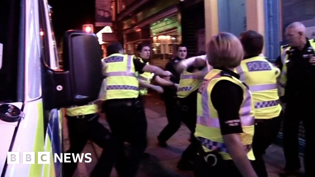 Humberside Police officer attacks almost triple - BBC News