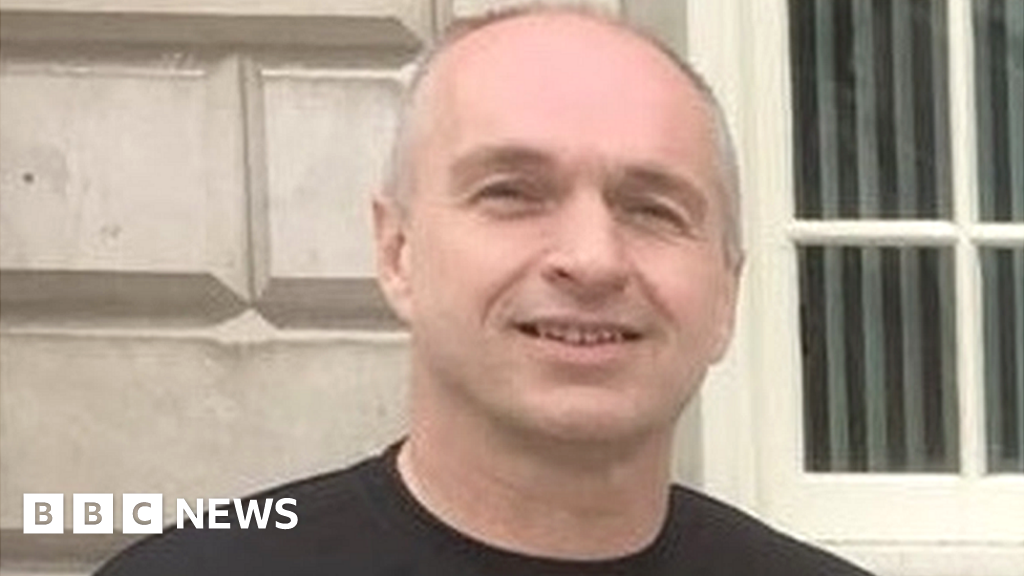 Stephen Heaney: Marathon victim's family warn of risks - BBC News