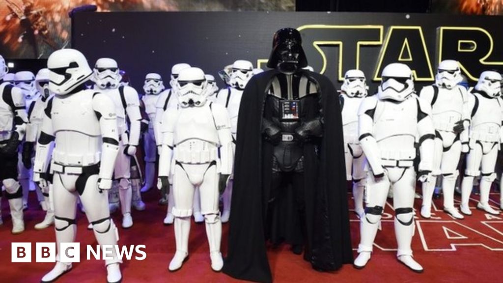 Star Wars parade at UK premiere in Leicester Square - BBC News