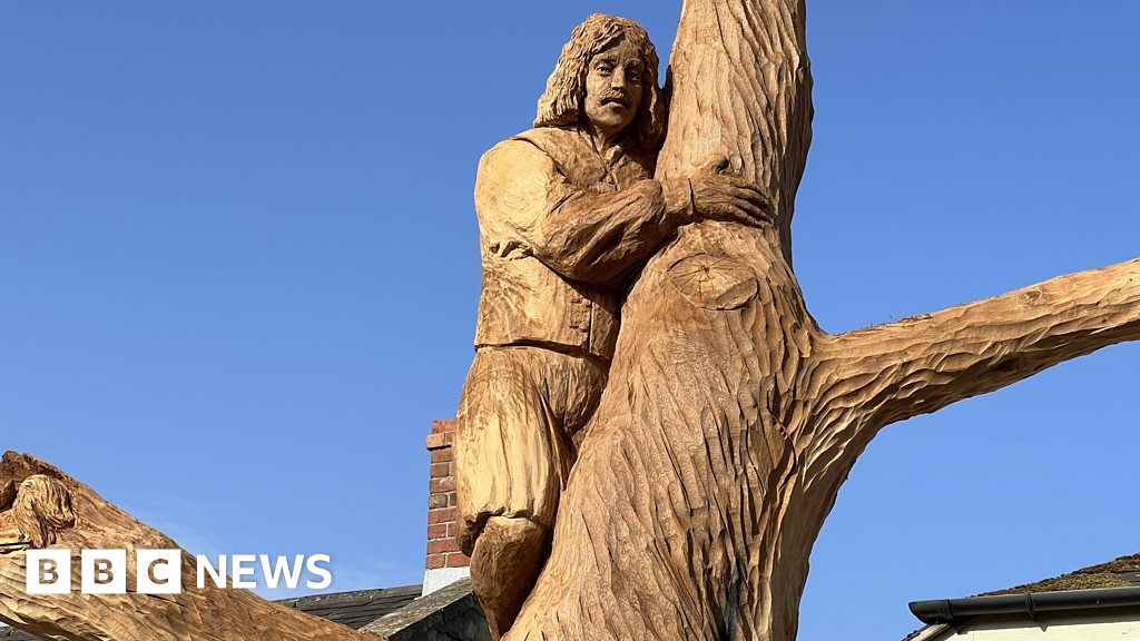 Charles II sculpture gives new life to pub's dead oak tree