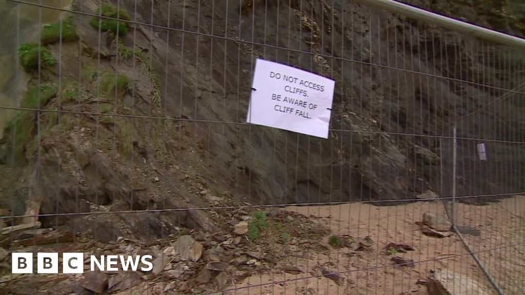 'Foolish' people given Newquay rock fall safety warning - BBC News