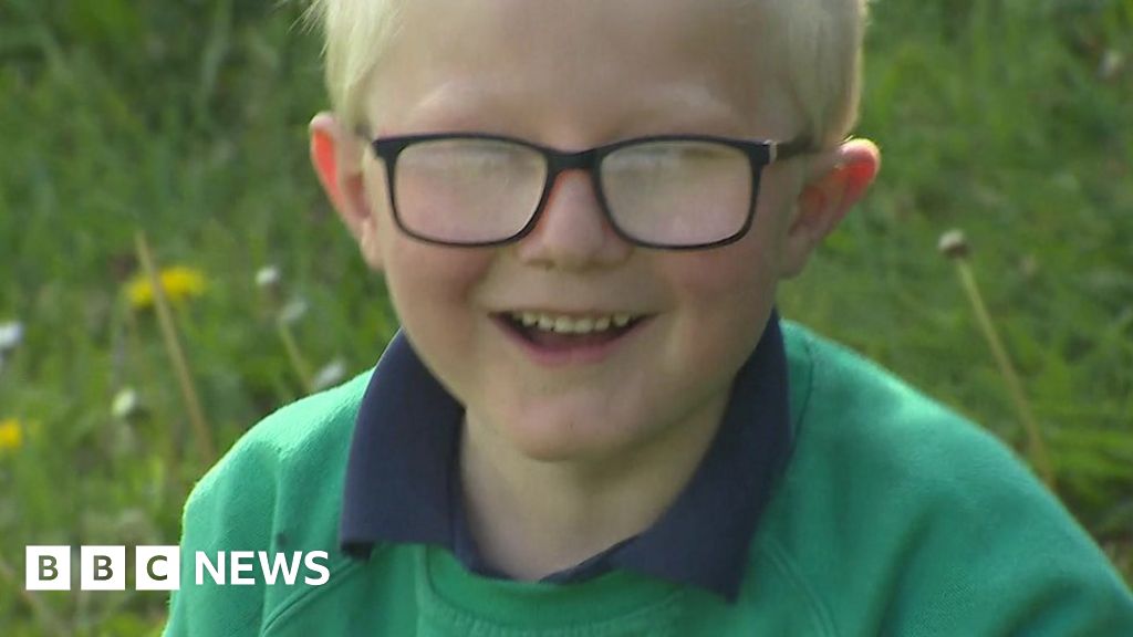 Makaton helps autistic boy Alex, 6, to communicate - BBC News