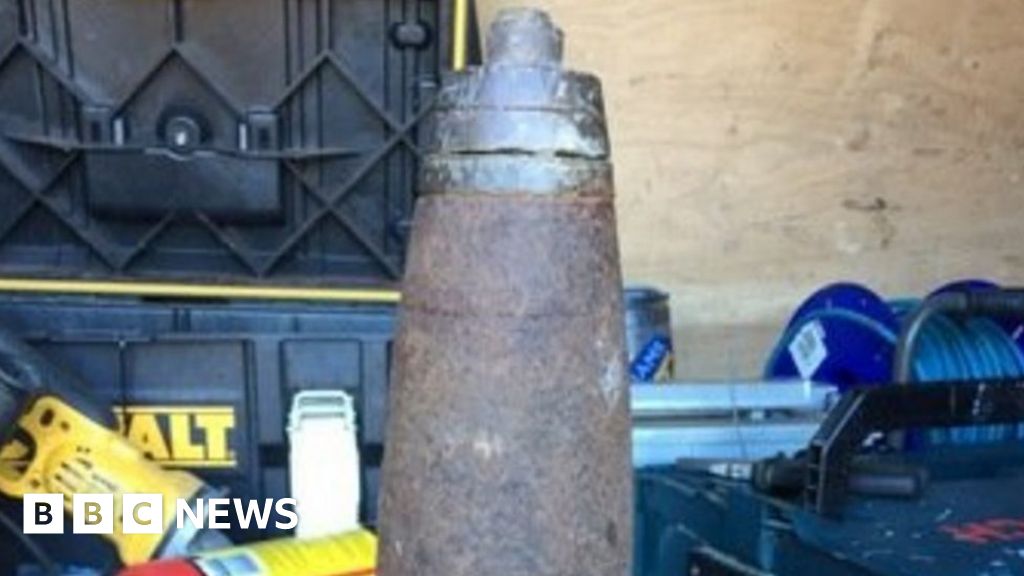 Suspected wartime bomb 'stored in van' - BBC News