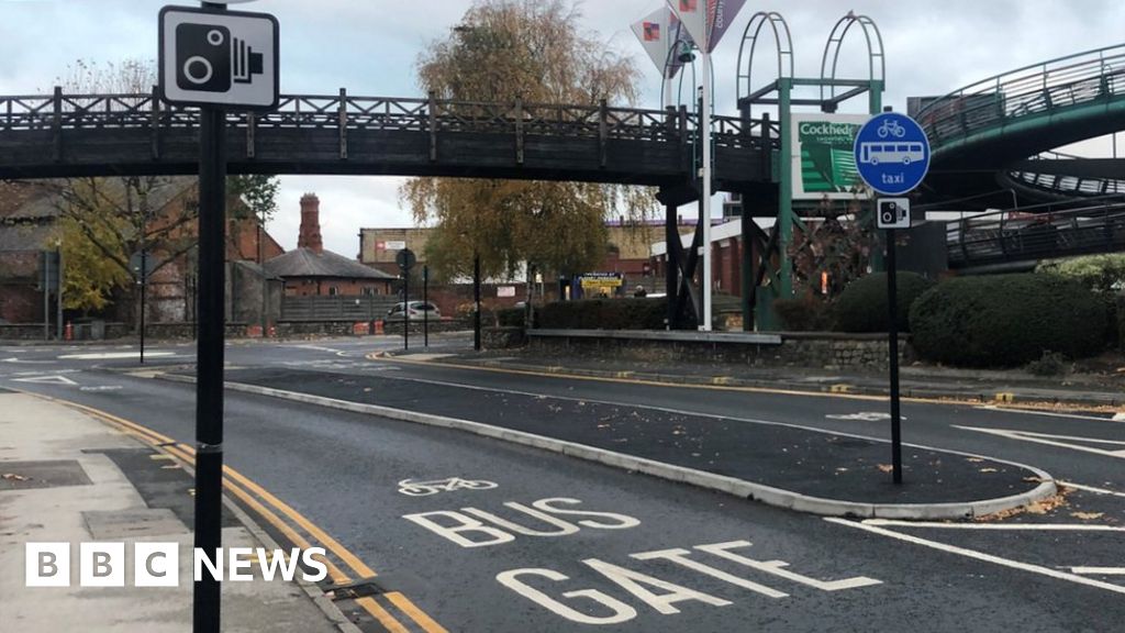 Warrington bus lane fine warning after new signs installed - BBC News